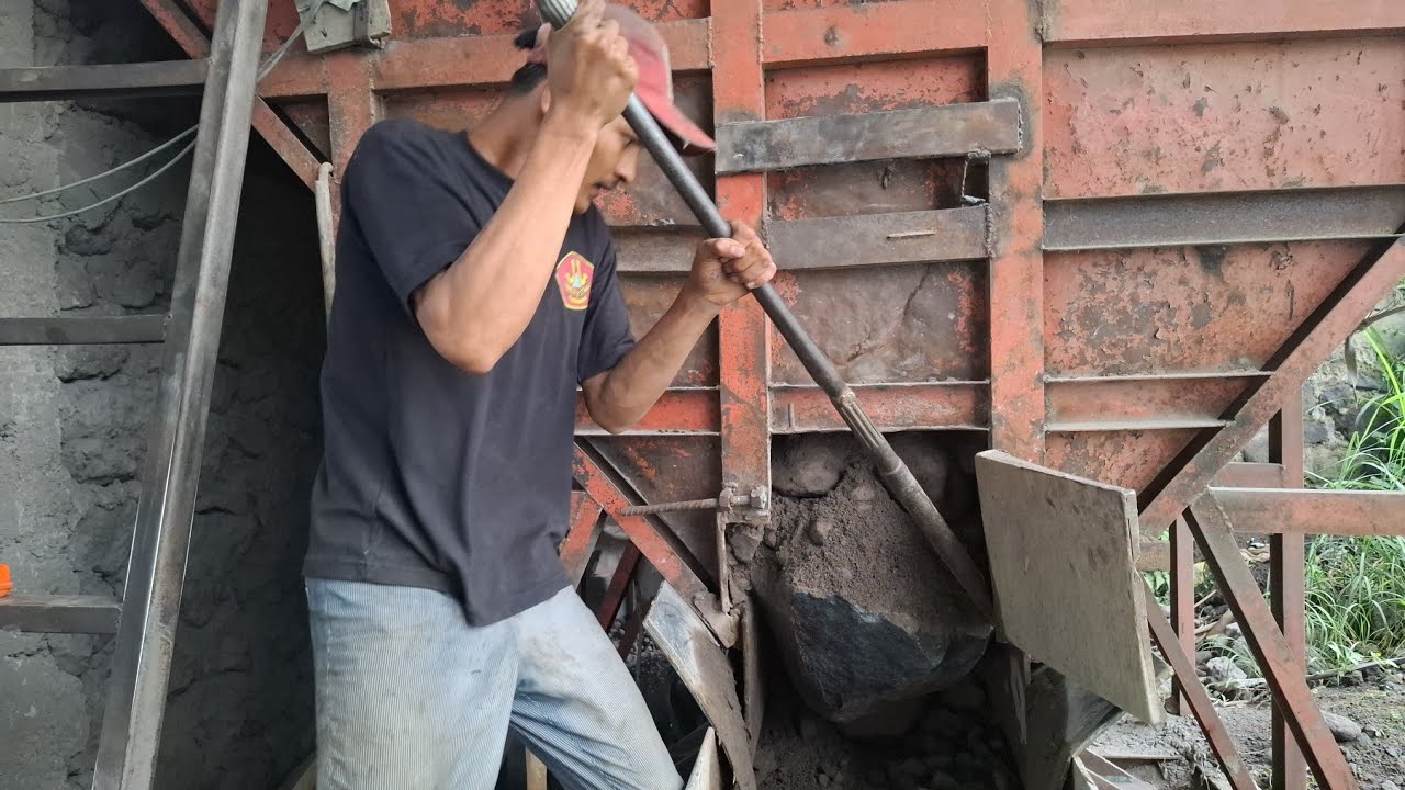 large rock stuck in loading part_3 - YouTube