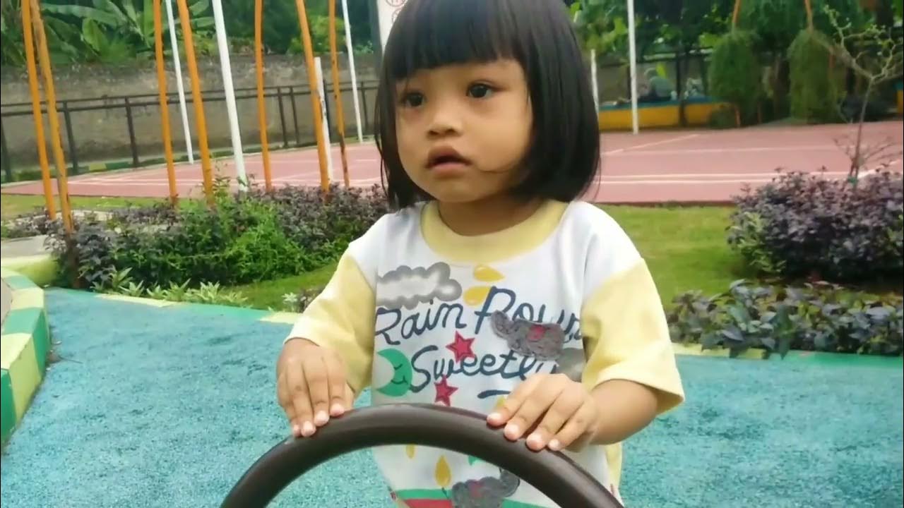 JALAN JALAN SORE BERSAMA ANAK KEMBAR KAYLA DAN KEISHA DI KOTA DEPOK || TAMAN CINAGKA - YouTube