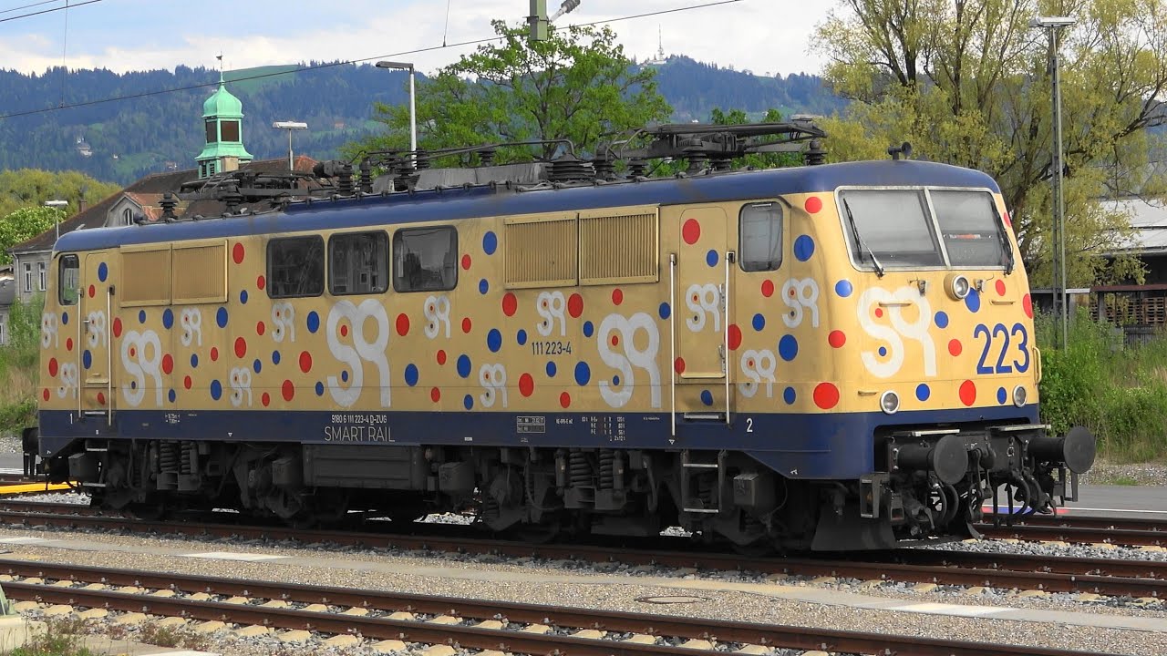 Lindau-Reutin: BR111 SmartRail 111 223 wartet auf Einsatz, Einfahrt REX ...