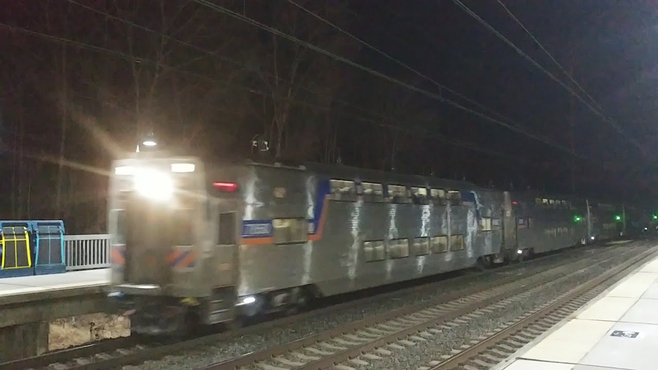 Fast express MARC train meets with local MARC train 445! - YouTube
