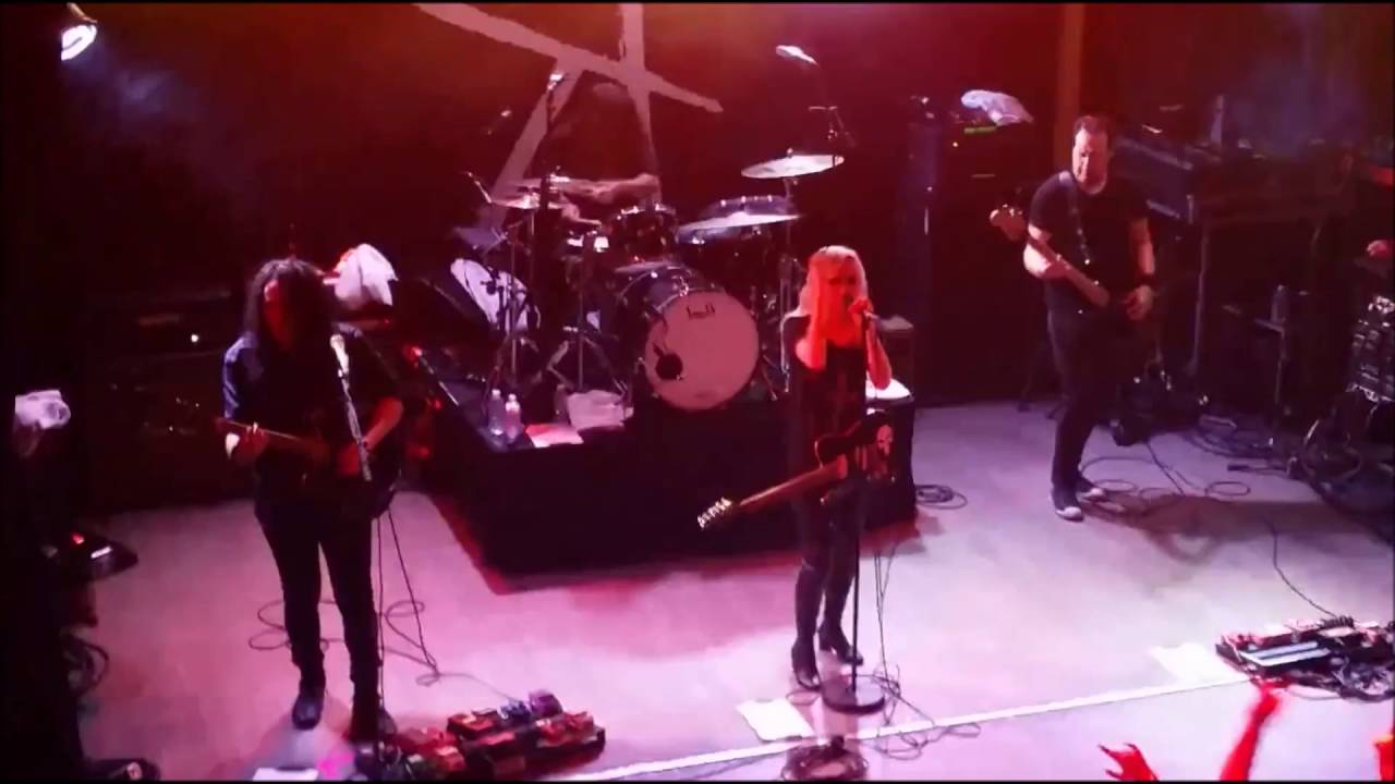 The Pretty Reckless - Take me down [live] - YouTube