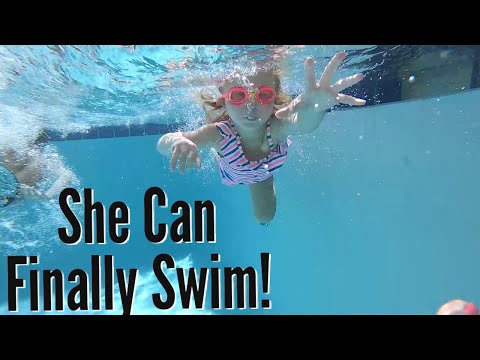 Livvy Faces Her FEARS and LEARNS HOW TO SWIM! / Pool Games and Swimming Challenges