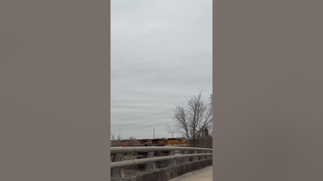 UP 7698 GEVO Leading Manifest Train #unionpacific - YouTube