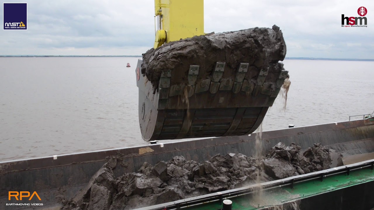 HUGE Boskalis' pontoon dredger Magnor in Hull with an MST bucket. - YouTube