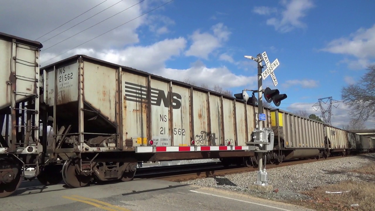 CEFX 1055 (Blue Bird GE AC44CW) trails NS 816 - YouTube