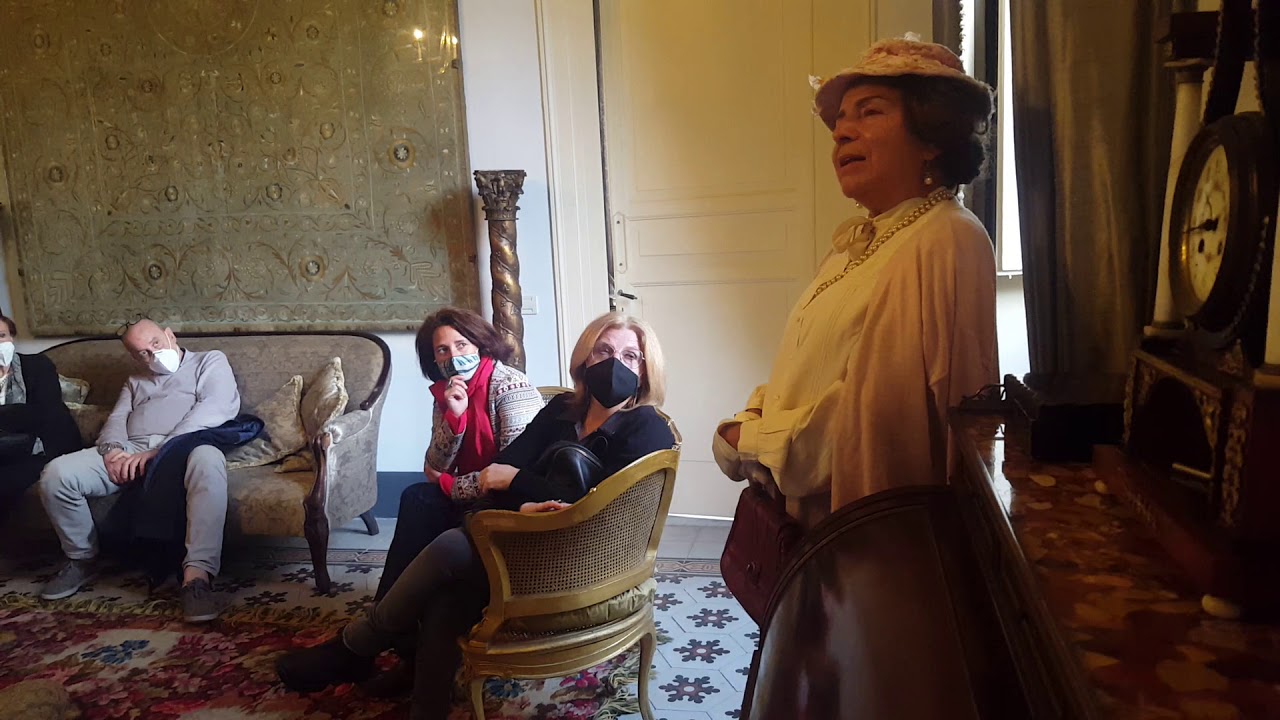 Stefania Blandeburgo é Delia Whitaker - YouTube