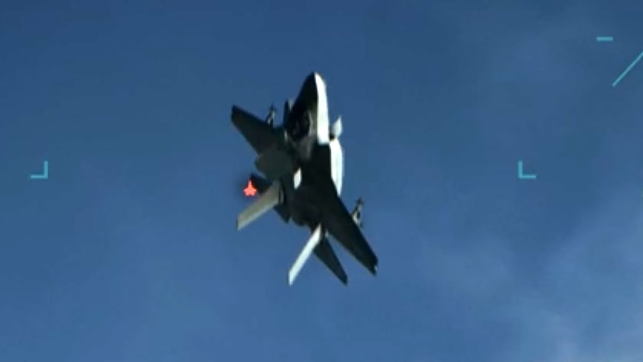 The moment a fighter plane breaks down in mid-air and falls. - YouTube