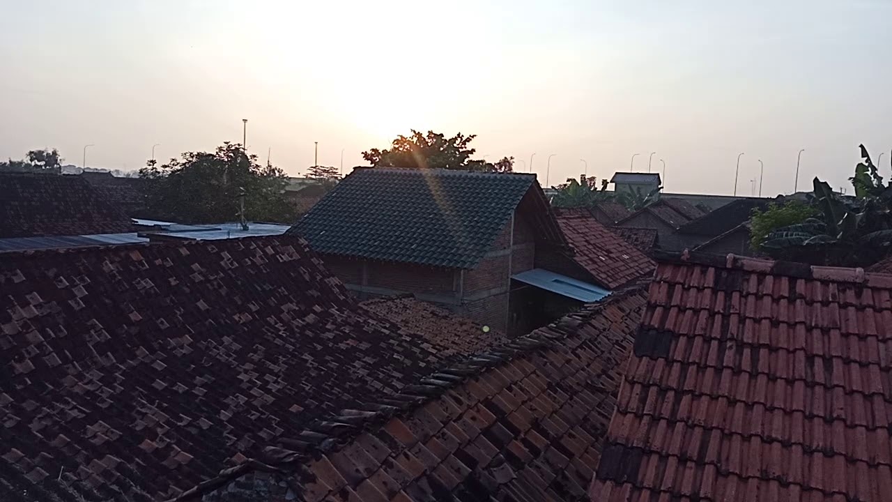 Footage video pemandangan matahari pagi dari atap rumah - genting - YouTube