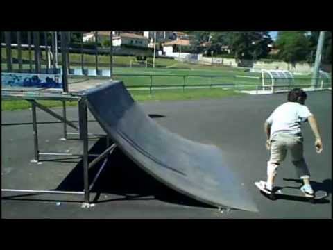 Comment faire un pivot en skate? - YouTube