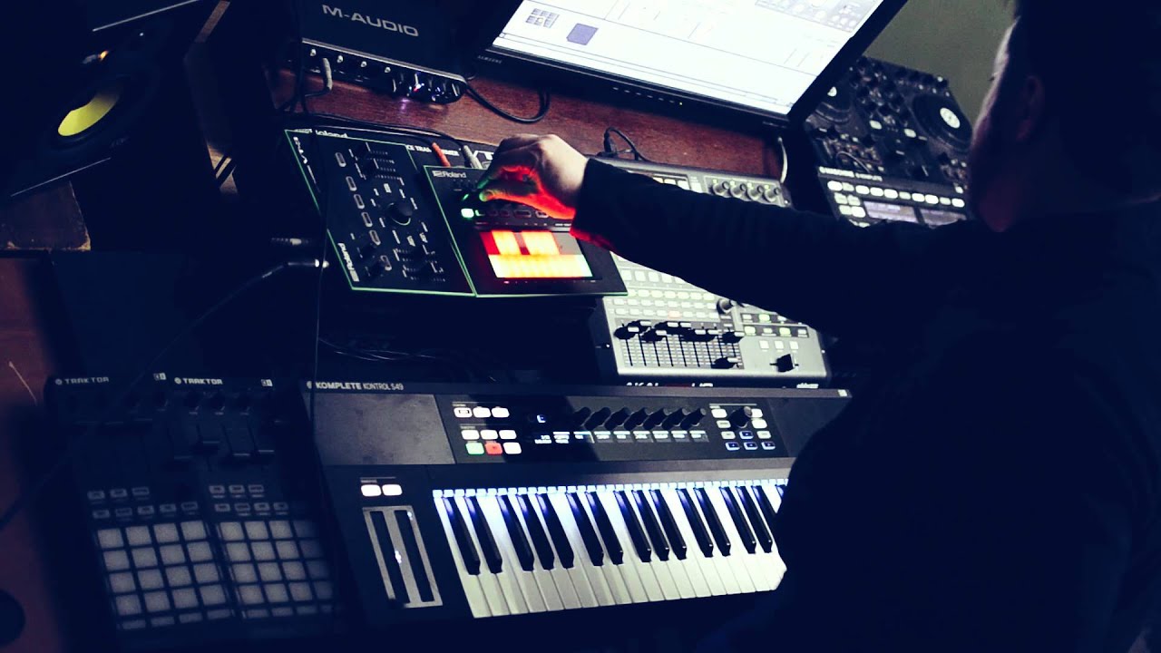 Studio Jam Session NI Komplete Kontrol Maschine Roland AIRA TB-3 ...