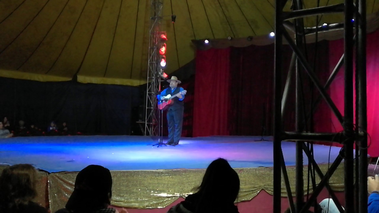 Pancho del sur en circo los pollitos - YouTube