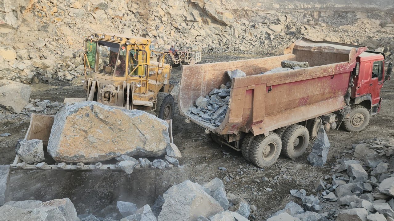 Caterpillar 966D Wheel Loader Big Rock Loading | Heavy Equipment Power ...