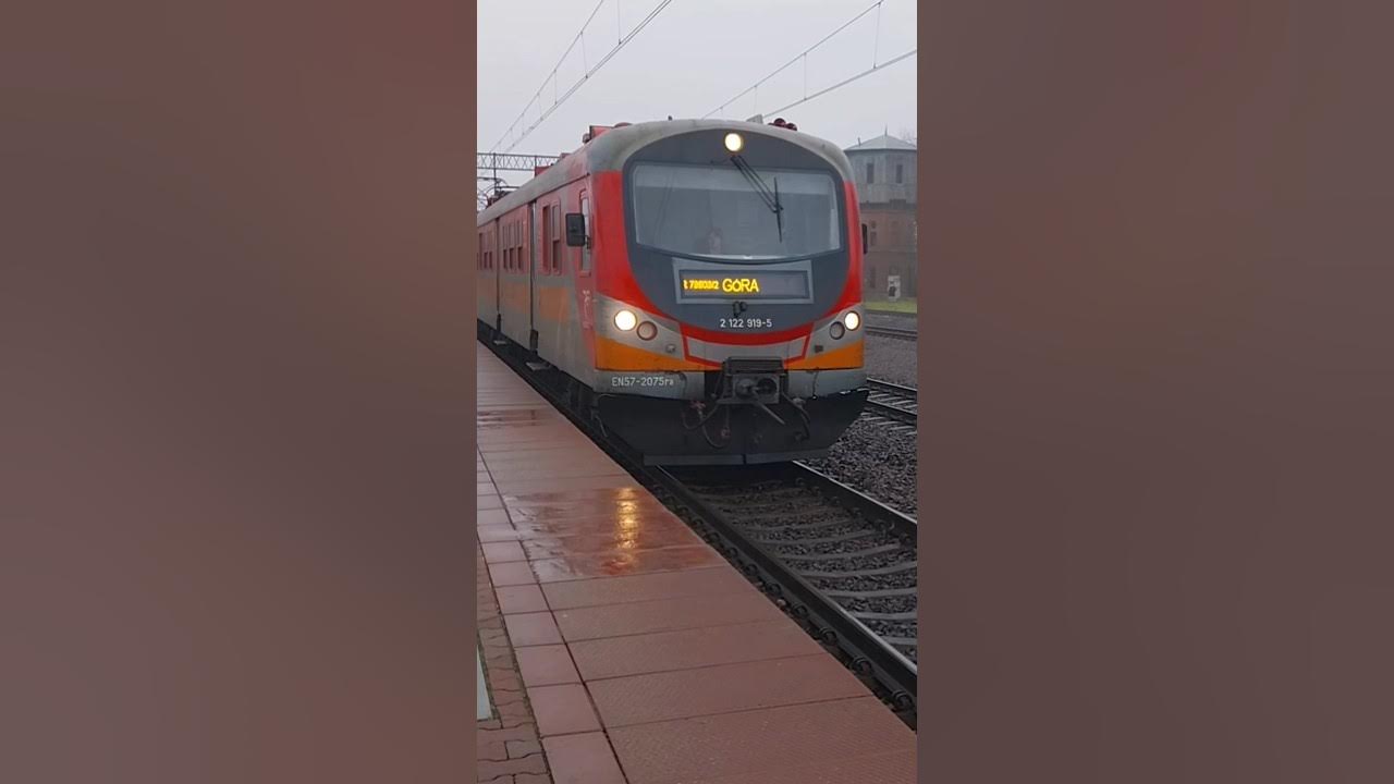 odjazd EN57-2075 jako Regio Gęśnik na stacji Nowy Tomyśl + miła maszynistka #pkp #kolej #en57 ...