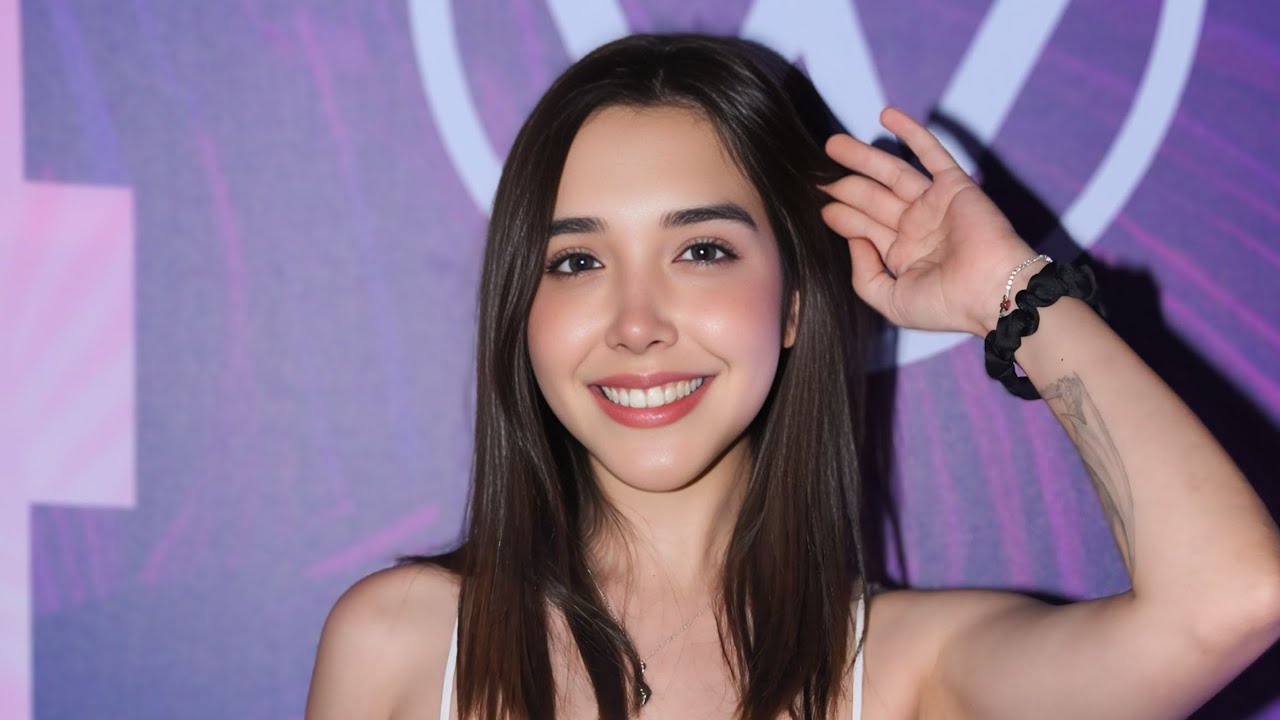 Beth Cast llegando a la alfombra rosa de la edición 14 años de La ...