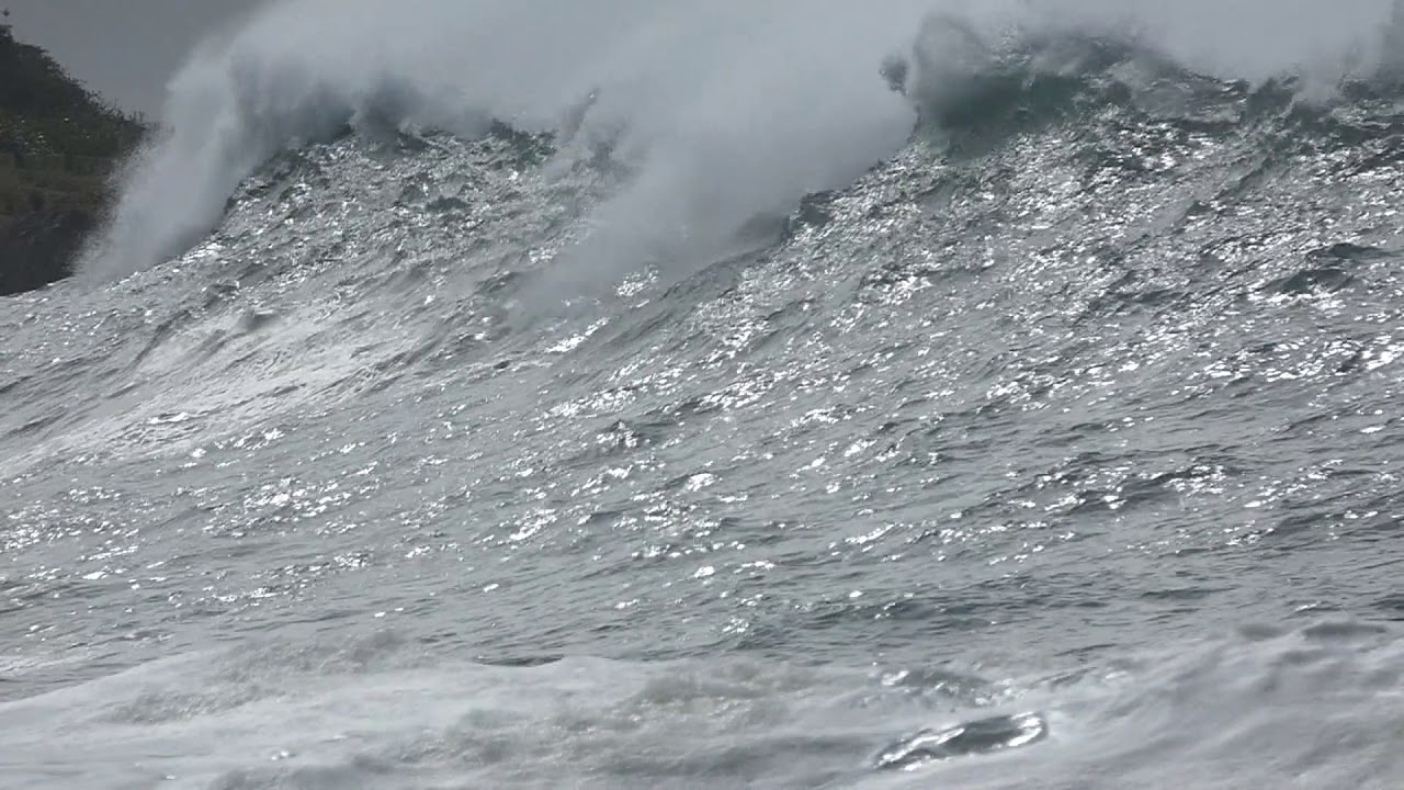 Massive wave in Houghton Bay Wellington NZ - YouTube