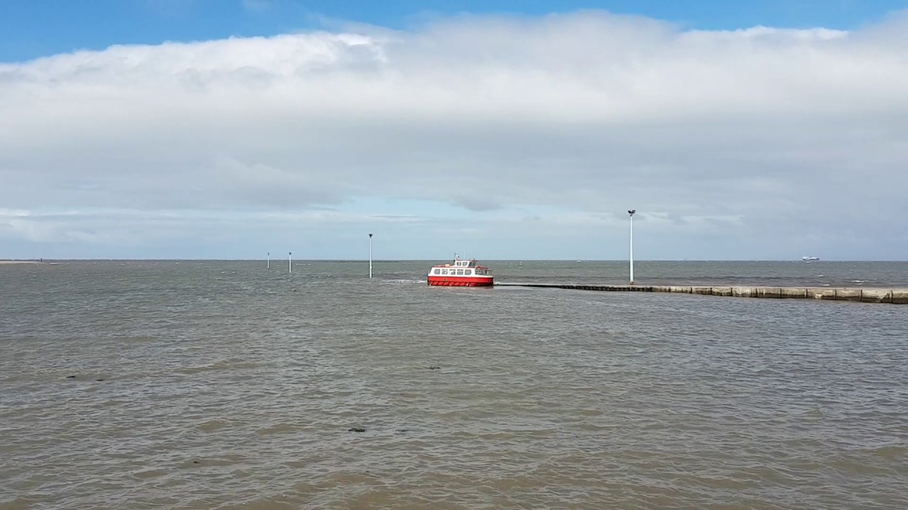 Wyre Estuary Ferry. Knott End to Fleetwood - YouTube