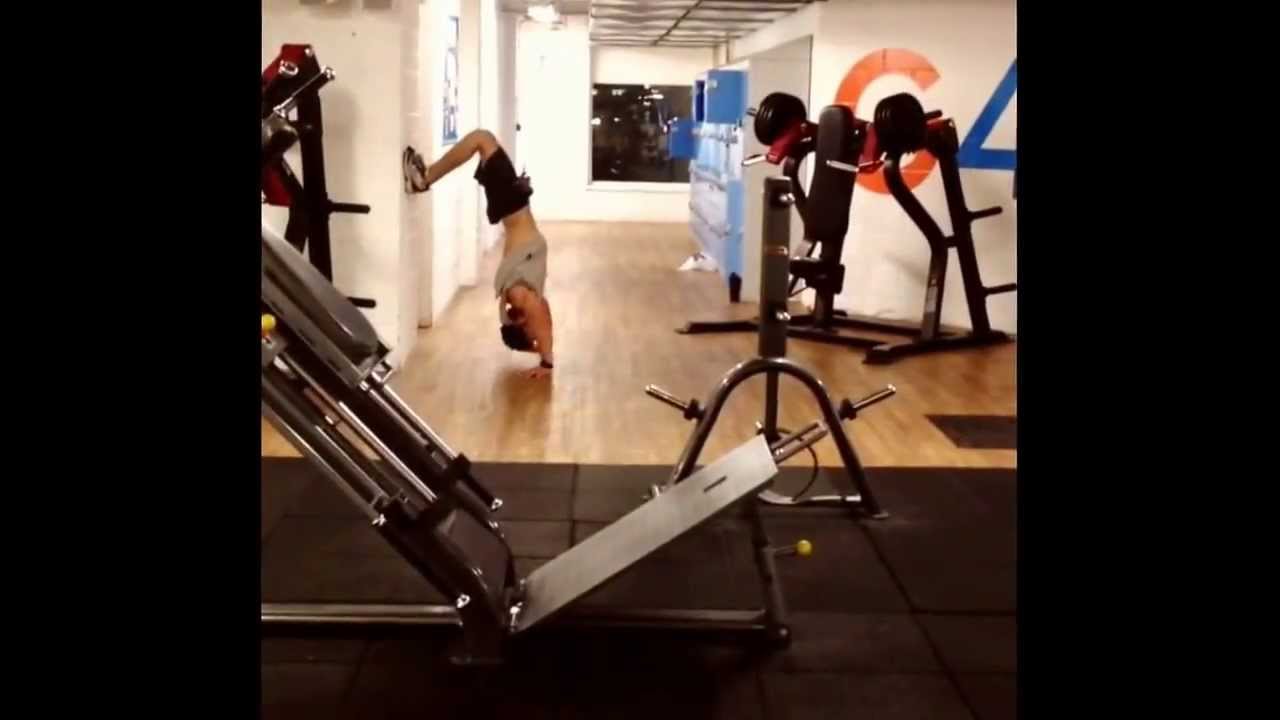 guy doing weird, funny push ups in gym - YouTube