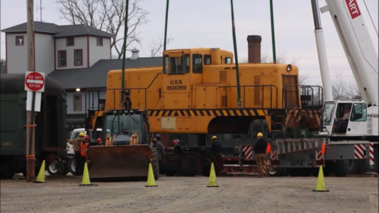 Two 80 tonners arrive at the Valley Railroad - Locomotive lifted by ...