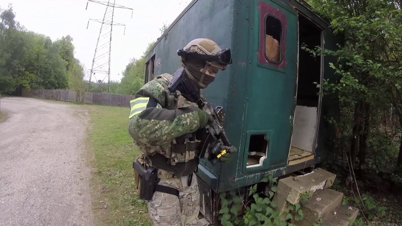 Breaching stuff in FSB gear - YouTube