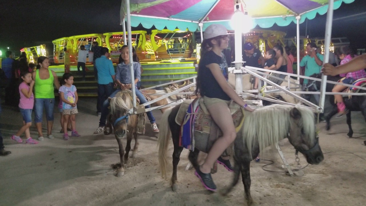 Alexa riding the pony- Feria De Sabinas Hidalgo N.L - YouTube