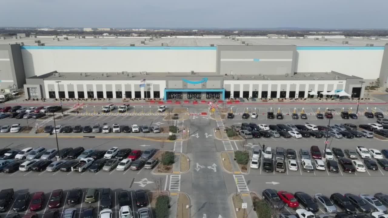 A look inside Tulsa's Amazon fulfillment center - YouTube