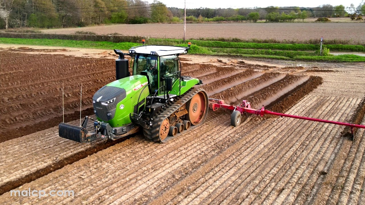 4k Fendt 943 Vario MT with a Grimme 4 furrow ridger after sunset in ...