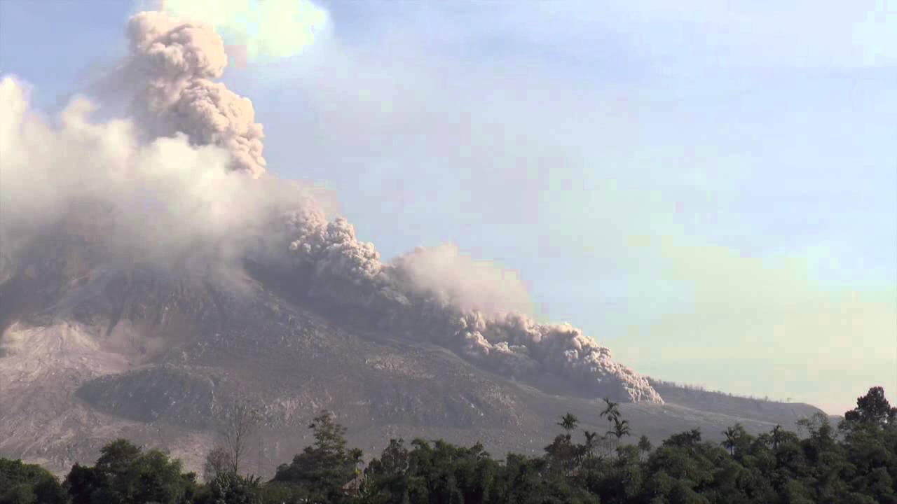 Nuée ardente au Sinabung - YouTube