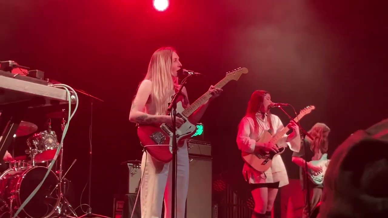 Wet Leg - Convincing (Hester lead vocals) @ Brooklyn Steel - YouTube
