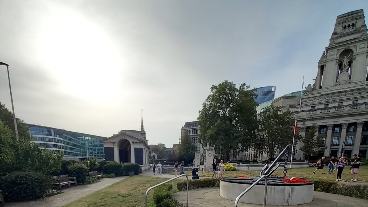 Walking through Trinity Square Garden and Tower Hill Memorials, London ...