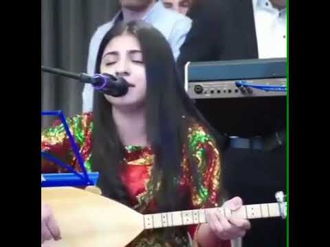 Bete nabe kız harika söylüyor😰