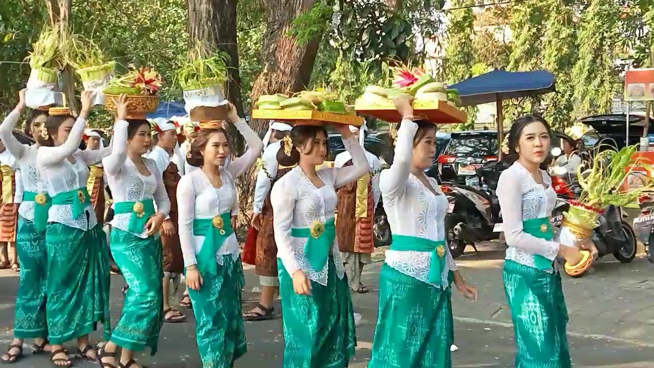 SERU BULE JATUH CINTA GAMELAN !! BUDAYA BALI SAMPE MELONGO - YouTube