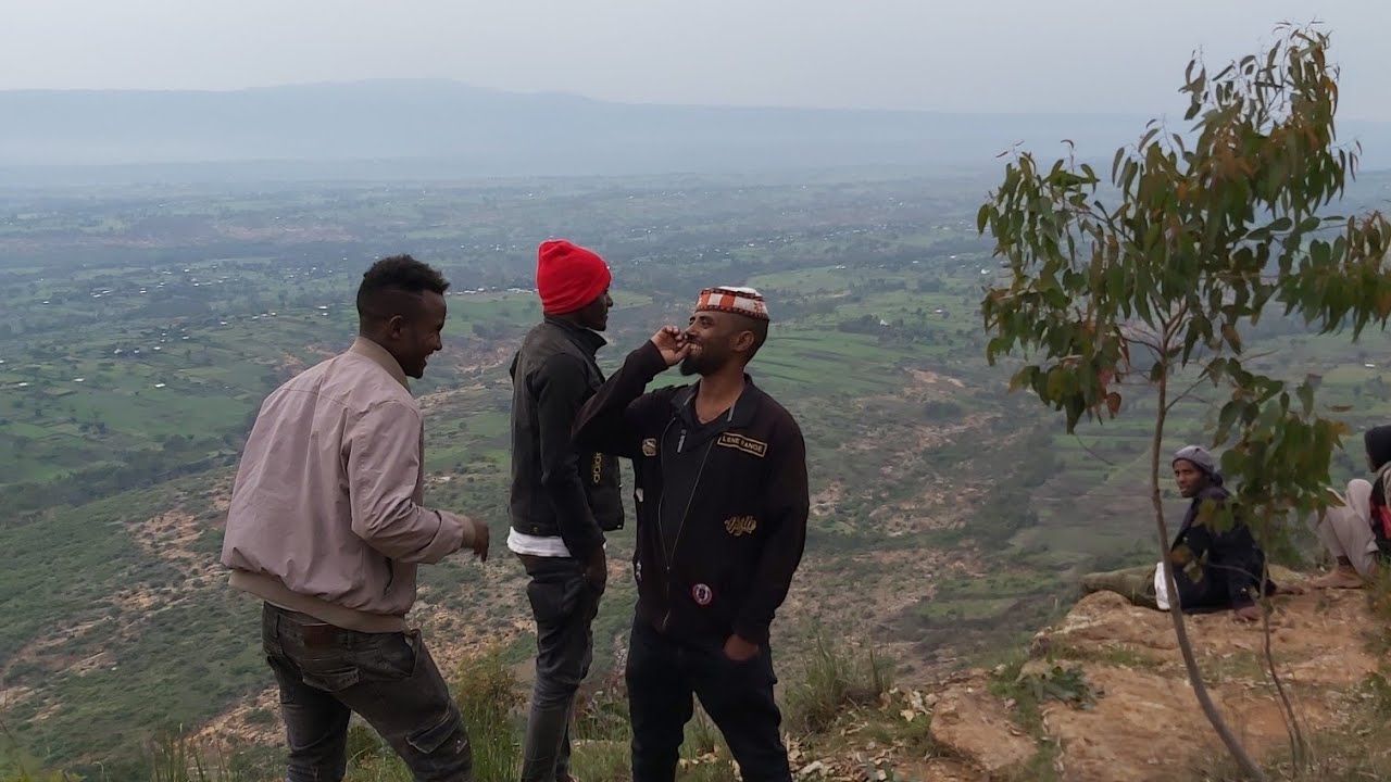 ኢላሊ ለስልጤ ኡመት በታሪካዊው በታላቁ ታራራ አናት ላይ ሆነው በስልጤ ባህላዊ ሽምግልናን በማንፀባረቅ ...