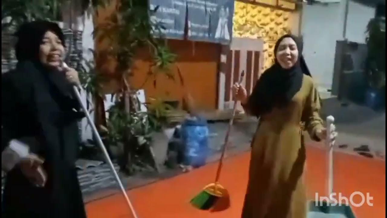 emak emak +62, nyanyi dan main gitar pake sapu @tetehkayyisa - YouTube