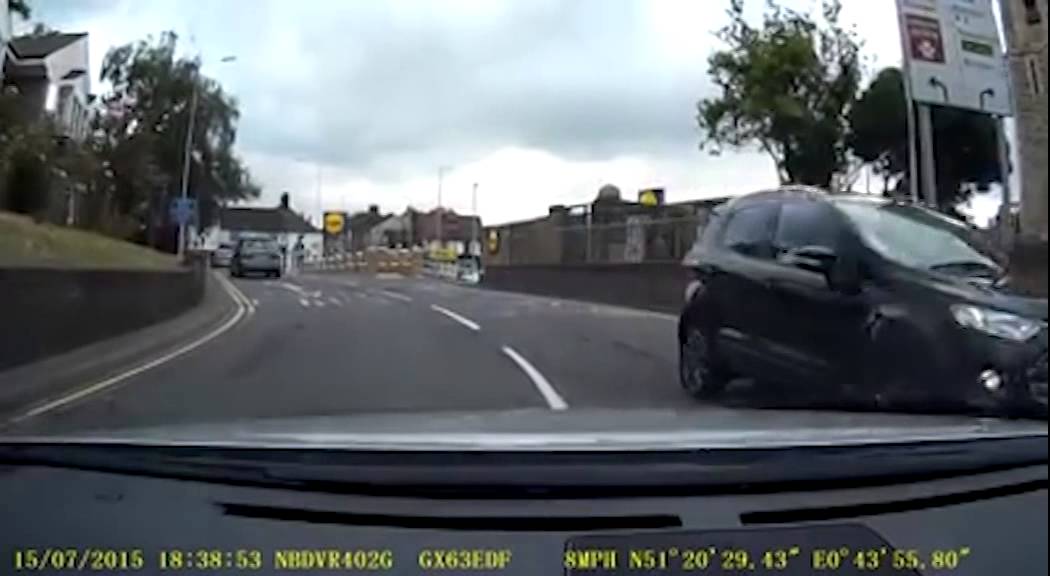 Car going wrong way on one-way road in Sittingbourne - YouTube
