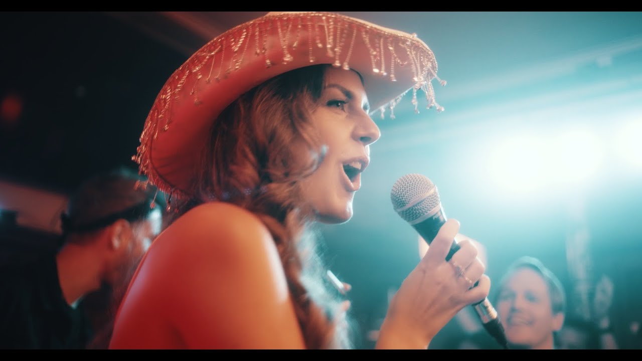 Amber Rae - Come a Little Closer (Official Music Video) - YouTube