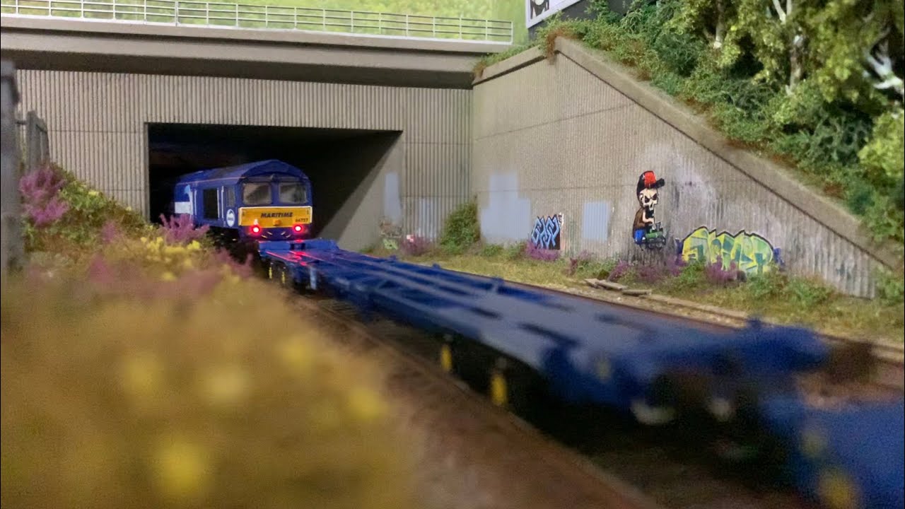 Hornby Tiphook KFA container wagons - YouTube