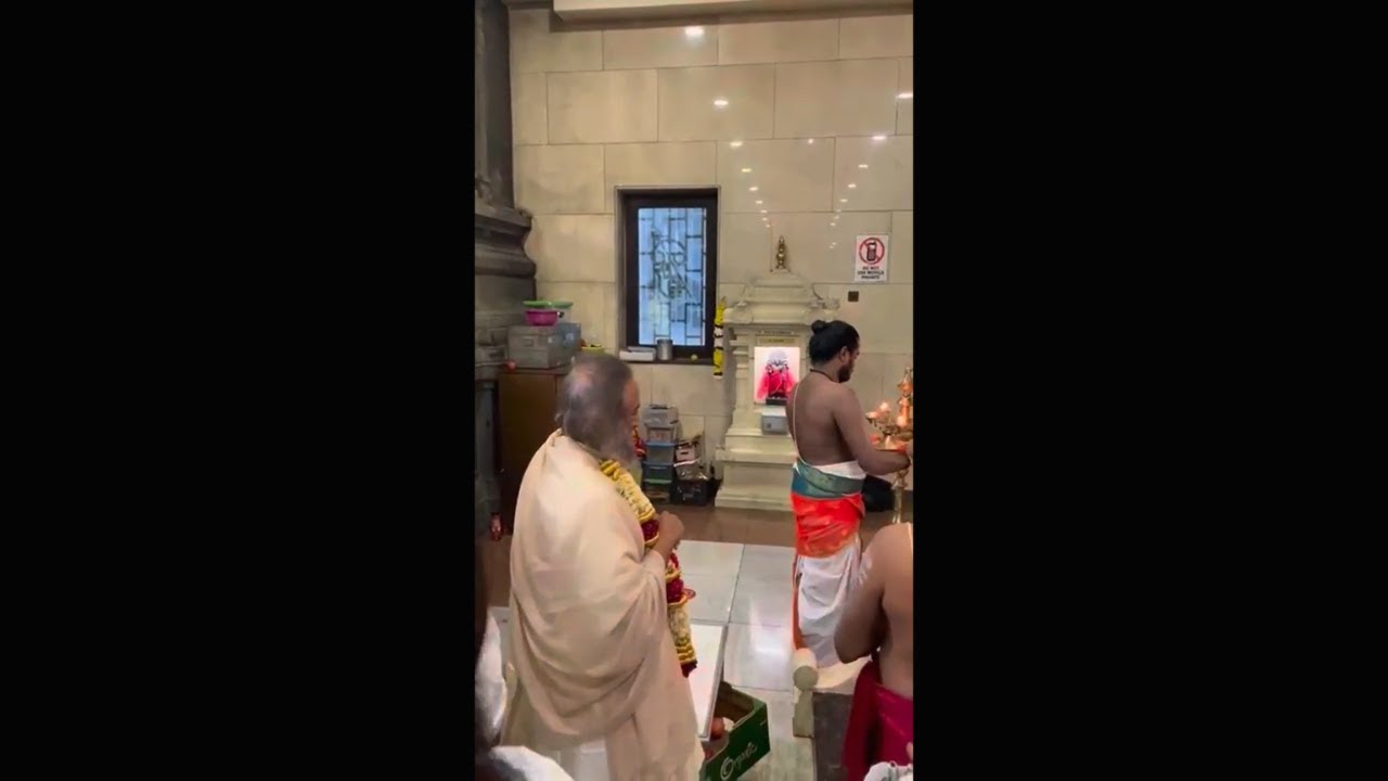 Sri Sri Ravi Shankar Gurudev at Sri Murugan Temple, London 2023 - YouTube