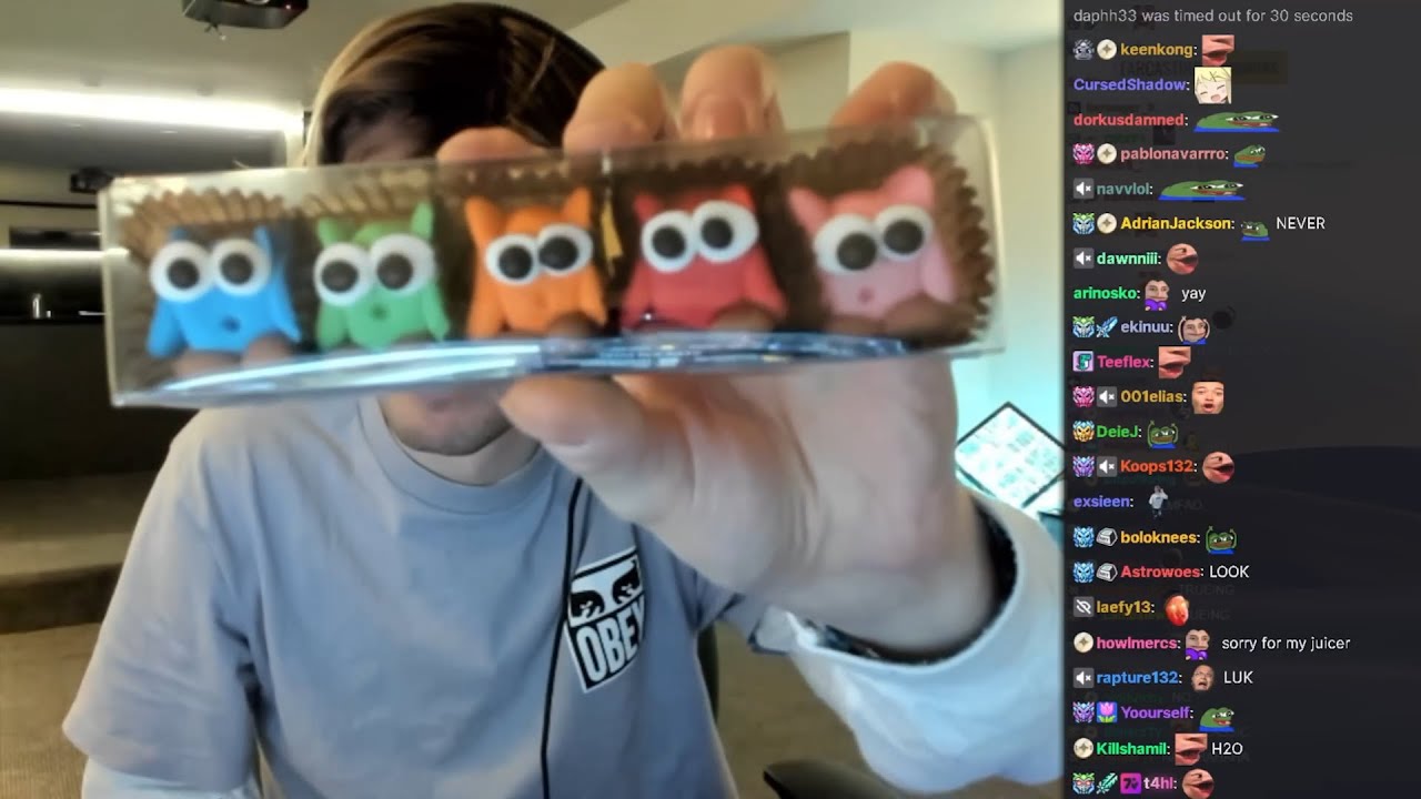 xQc shows his Mom bring sweet gift for him.. - YouTube