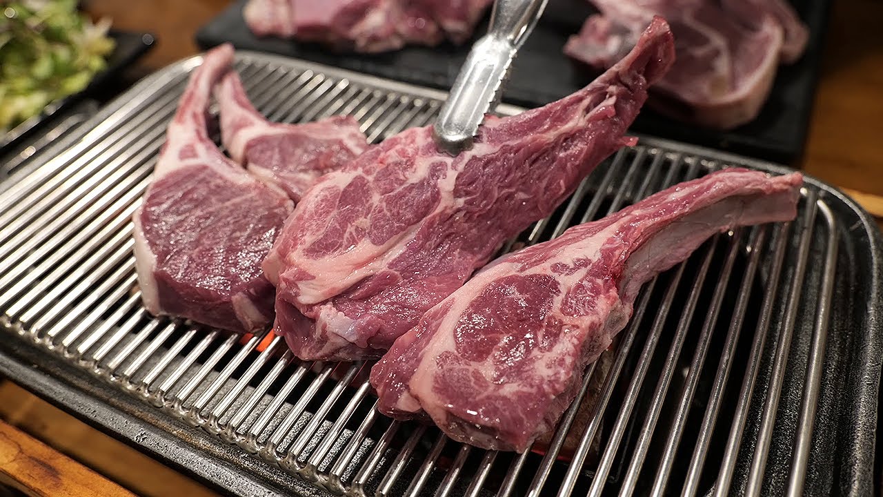 33년 경력의 양고기 손질 달인 / amazing Lamb shoulder rack & french rack cutting ...