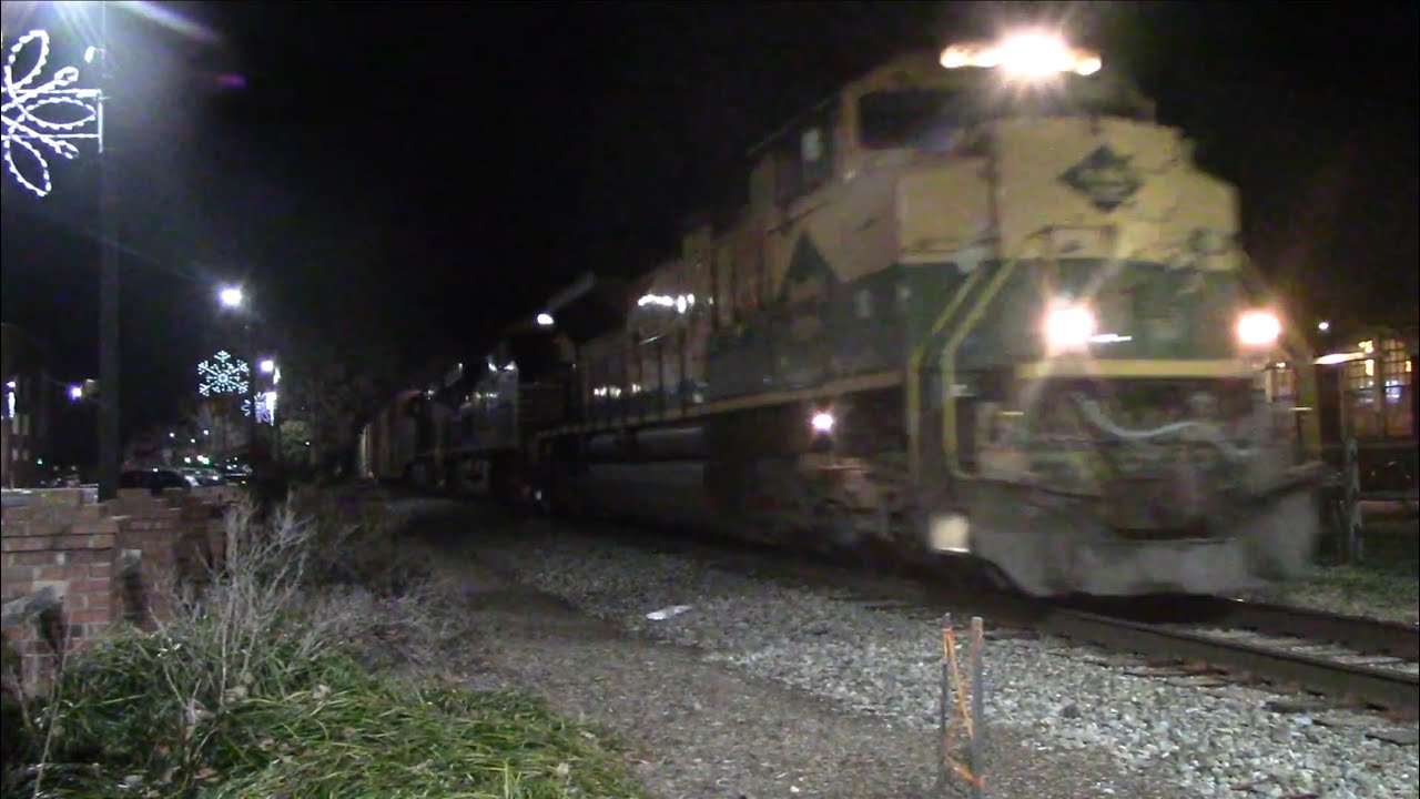 NS 135 with NS 1067 Reading lines leading the way through town - YouTube