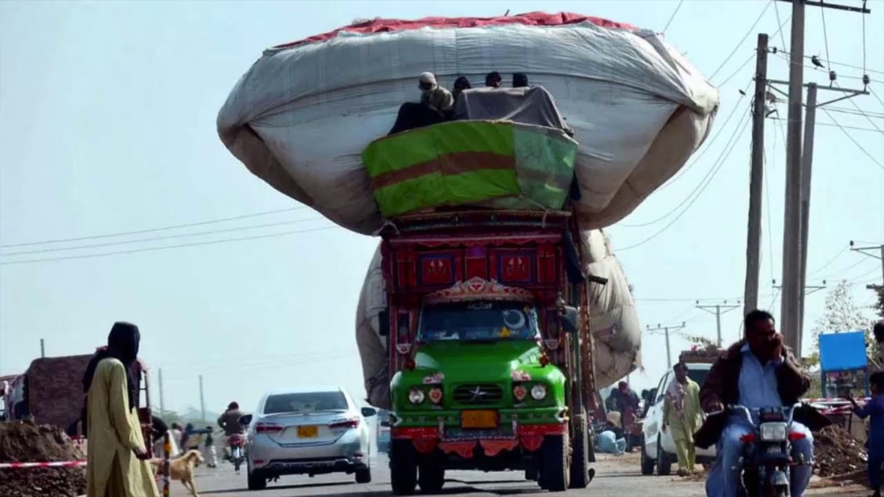 traffic hadsa pakistan | pakistan traffic | truck hadsa pak - YouTube