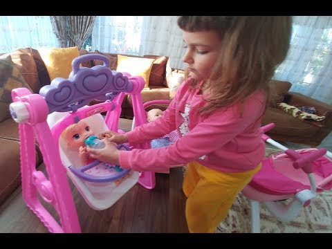 Lala bebek, Liza ve elif parka gidiyorlar, Salıncakta sallanıyor oynuyorlar, eğlenceli çocuk videosu