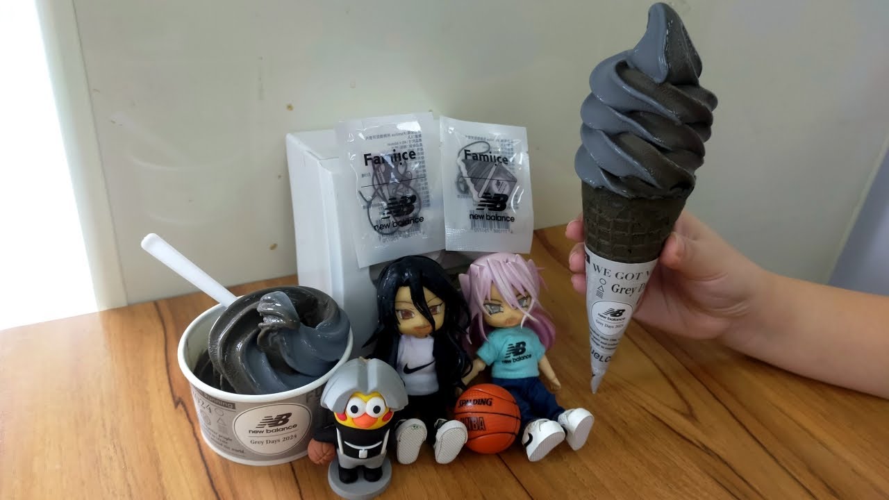 Family Mart Ice Cream(Grey Vanilla & Bamboo Charcoal Oolong),Kaohsiung ...