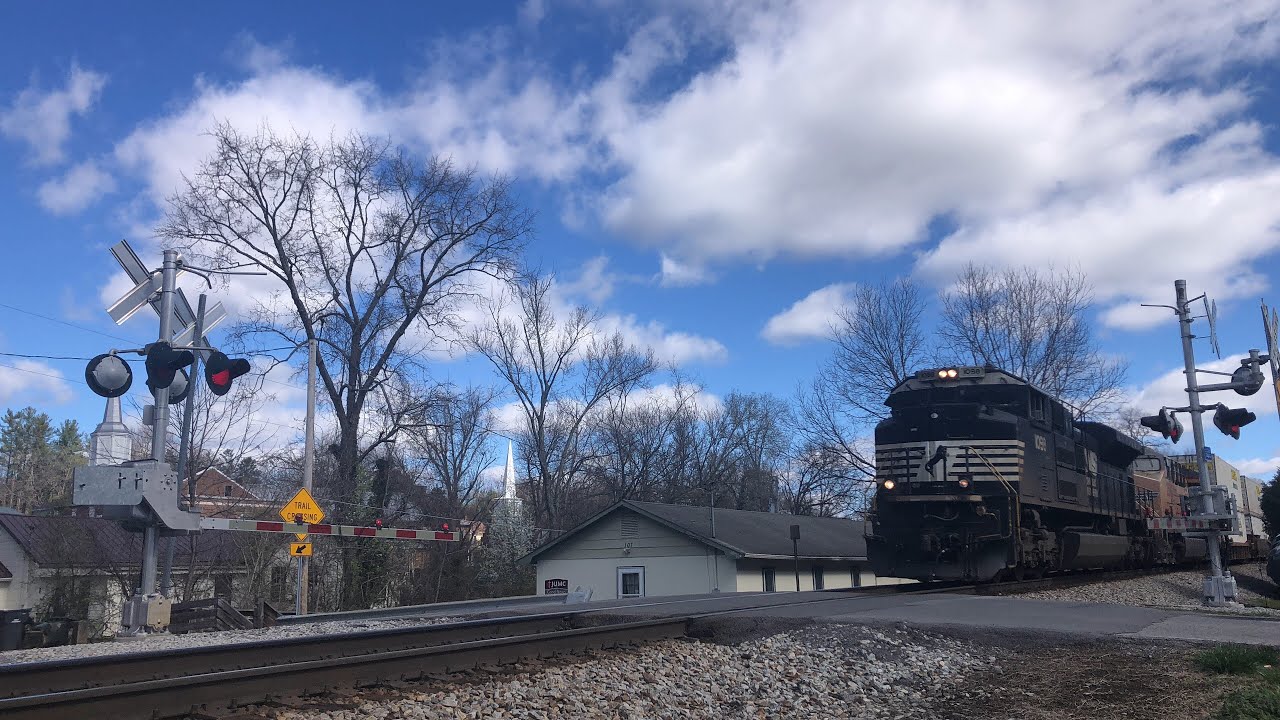 NS 289 and NS 126 passing Jonesborough TN. - YouTube