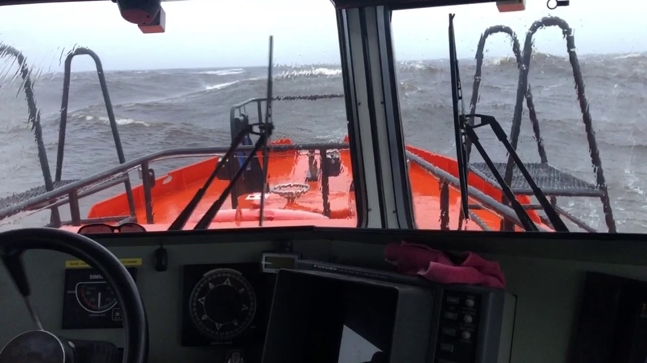 Лоцманский катер. Pilot boat. Rough sea. Pilot. - YouTube