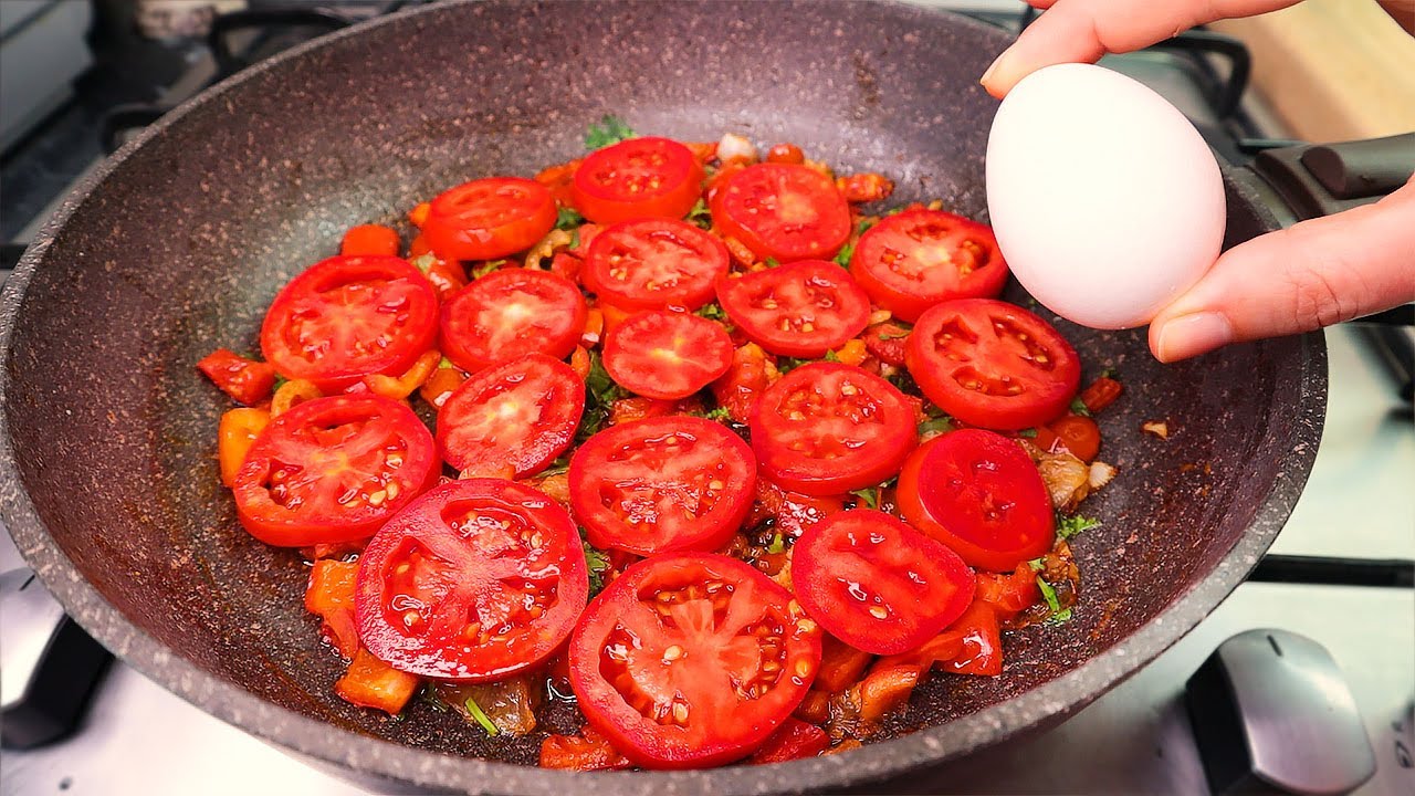 Gießen Sie einfach das Ei in die Tomate, das Ergebnis wird köstlich ...
