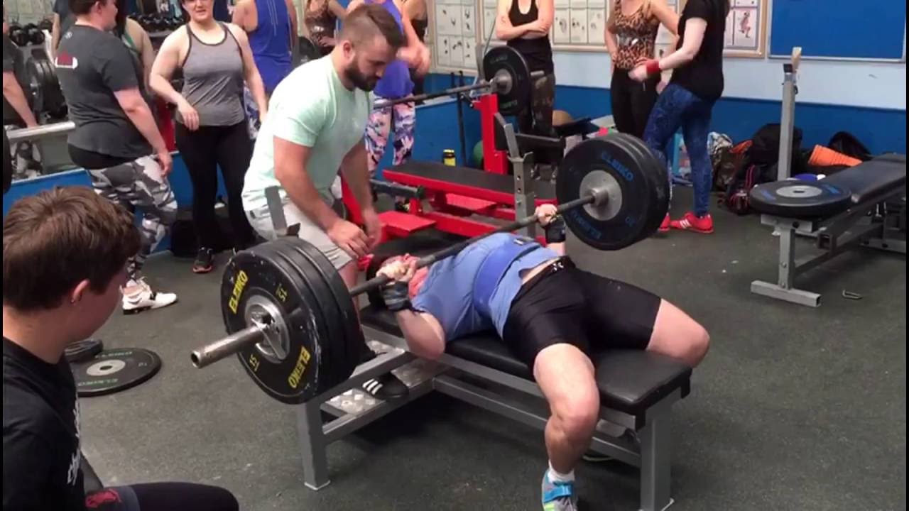 Brett Gibbs Seminar: 132.5kg (291lb) x2 Bench - YouTube