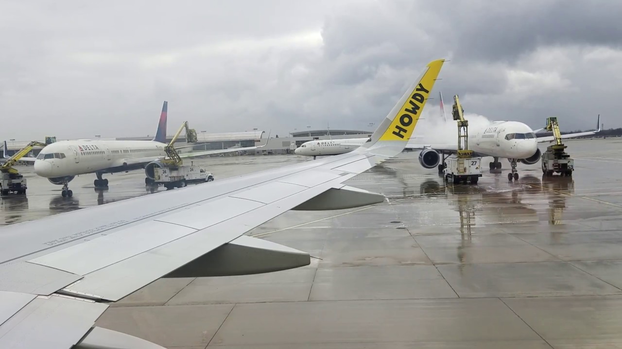 Spirit Airbus A320 landing in Detroit with Snow - YouTube