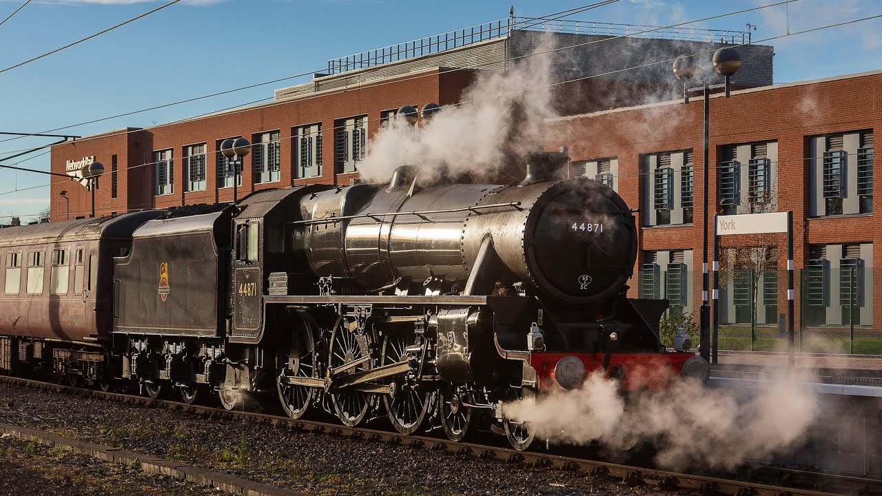 The York Yuletide Express arrives pulled by a Black 5 Loco {44871 ...