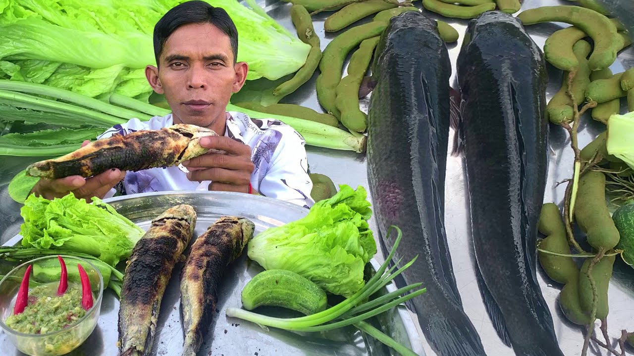 ហូបត្រីស្តោរអាំង | Two Live Fish Eating with Crispy Salad and Tamarind ...